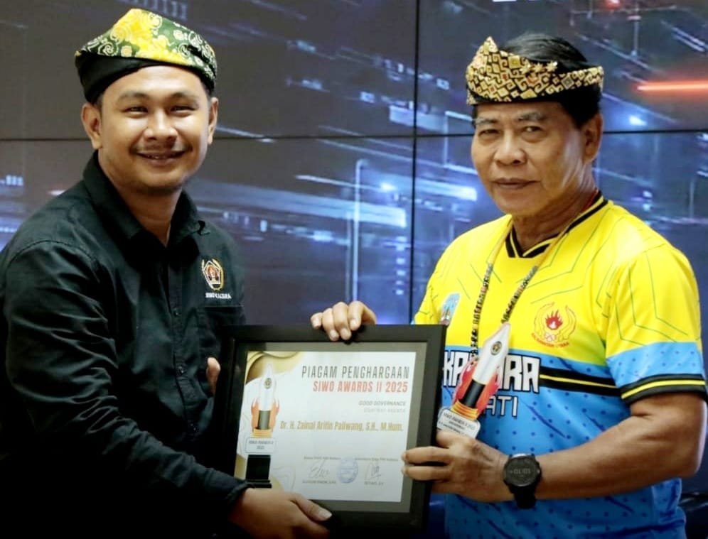 Zainal Paliwang Terima Penghargaan 'Good Governance' Dalam Acara ...